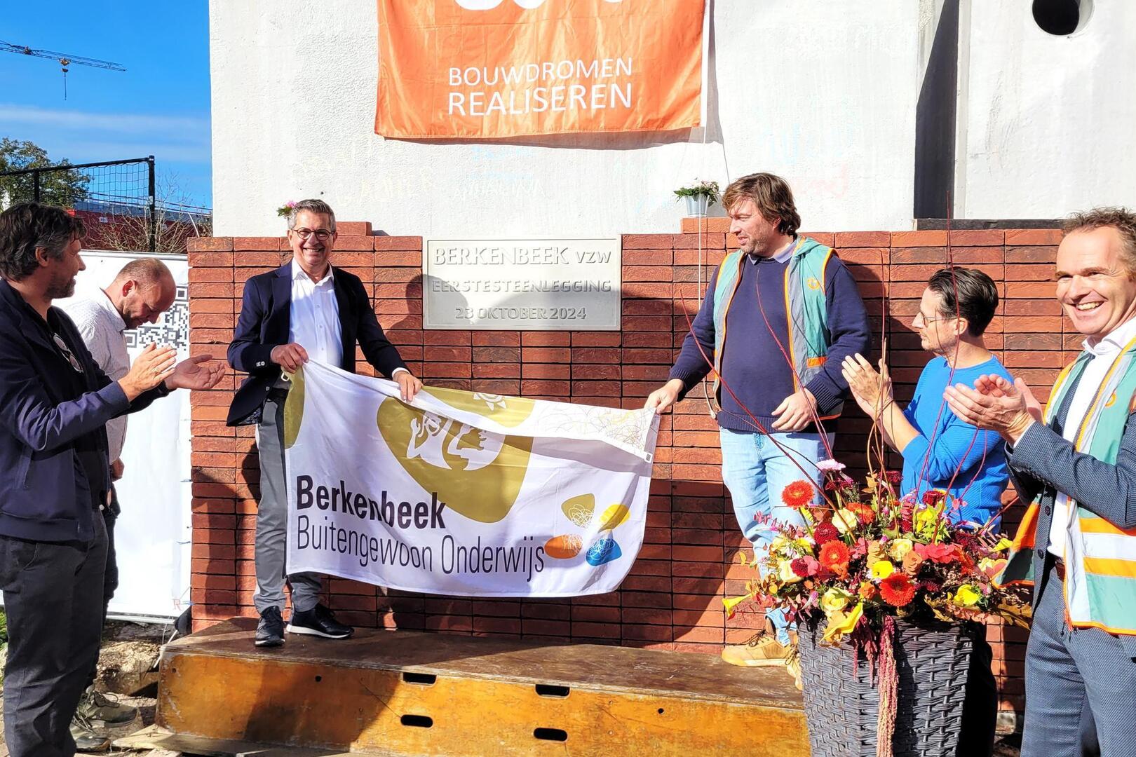Berkenbeek legt eerste steen van nieuwe gebouwen voor buitengewoon ...