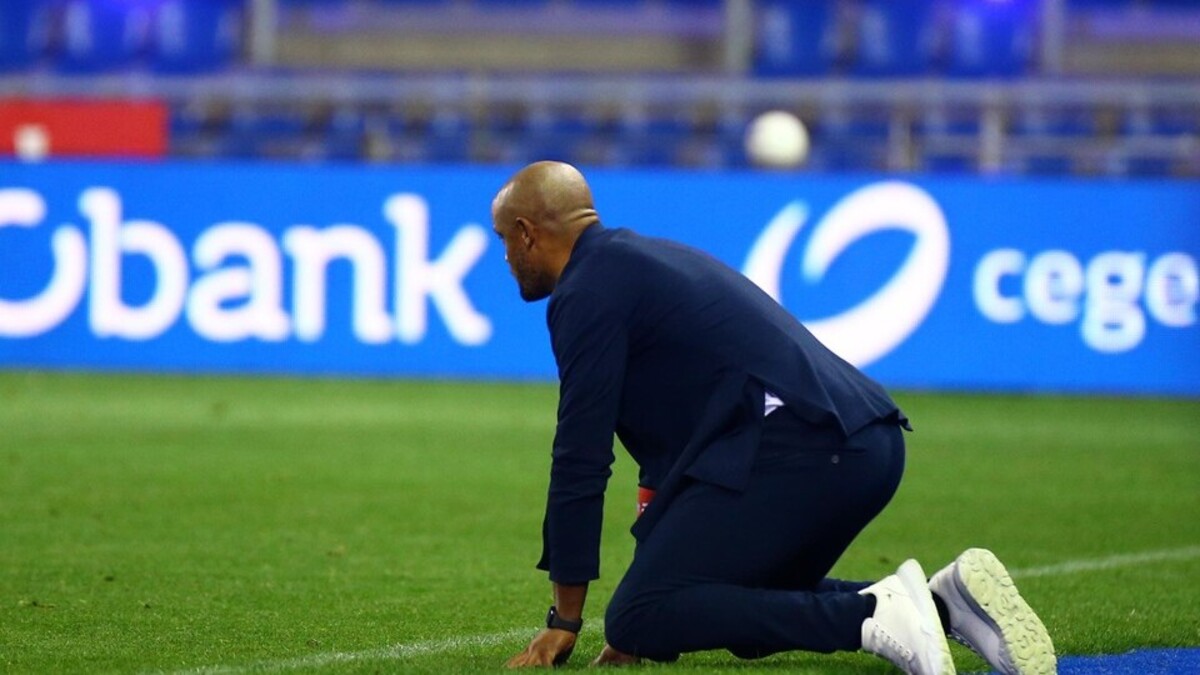 Kompany en Van den Brom boos over beschamend VAR-incident | GVA