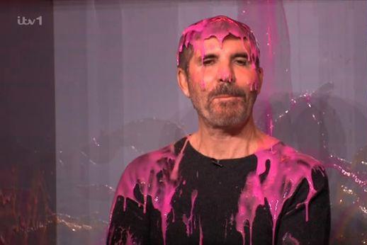 Simon Cowell zichtbaar geërgerd als hij bij mislukte goocheltruc in ...