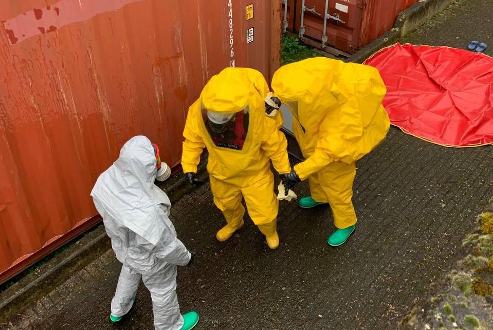 Leerlingen onwel na inademen chloorgas in zwembad middelbare school ...