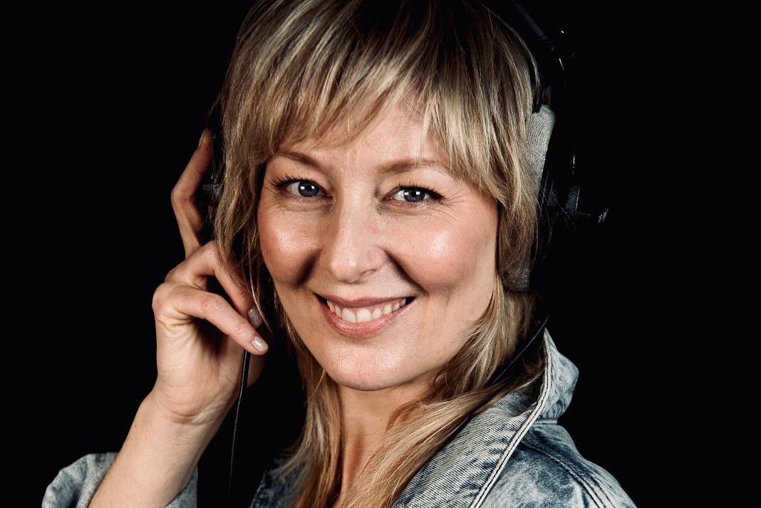 Radiostem Elke Van Mello verlaat na 18 jaar DPG voor VRT: “Dit past ...