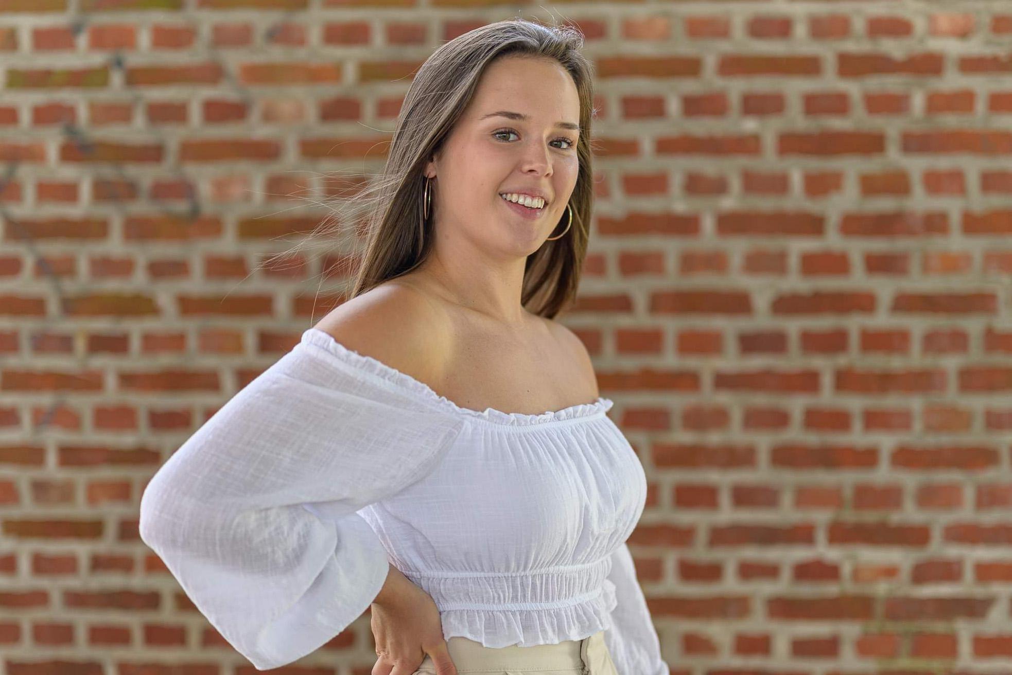 Amber (21) uitgeroepen tot Miss World Tourism Belgium: “Ik kon mijn ...