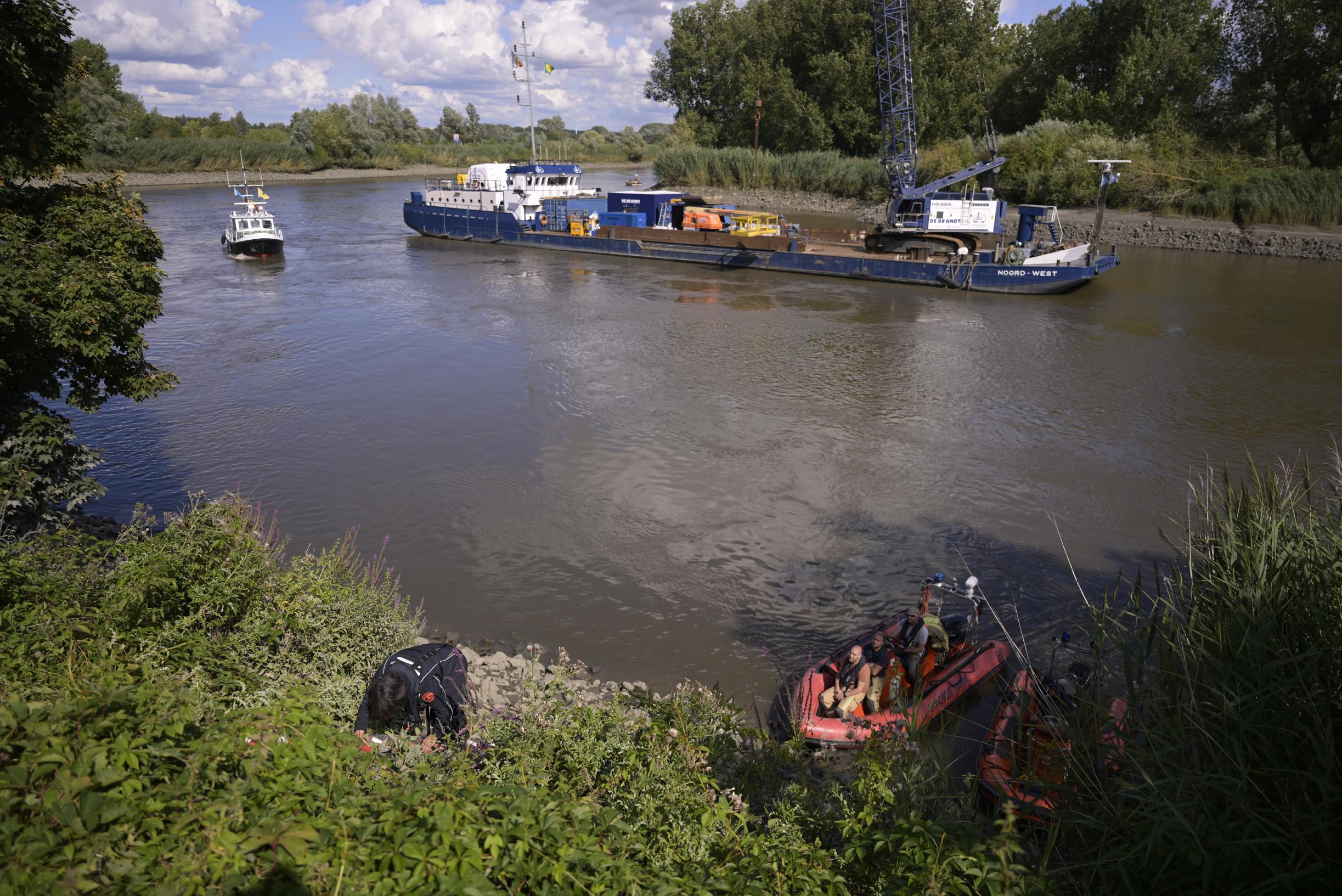 Brandstoflek bij gezonken binnenschip in Dendermonde: “Lijkt niet om ...