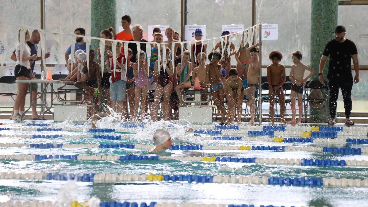 Leerlingen Sint-Ludgardis klieven het snelst door het water | GVA