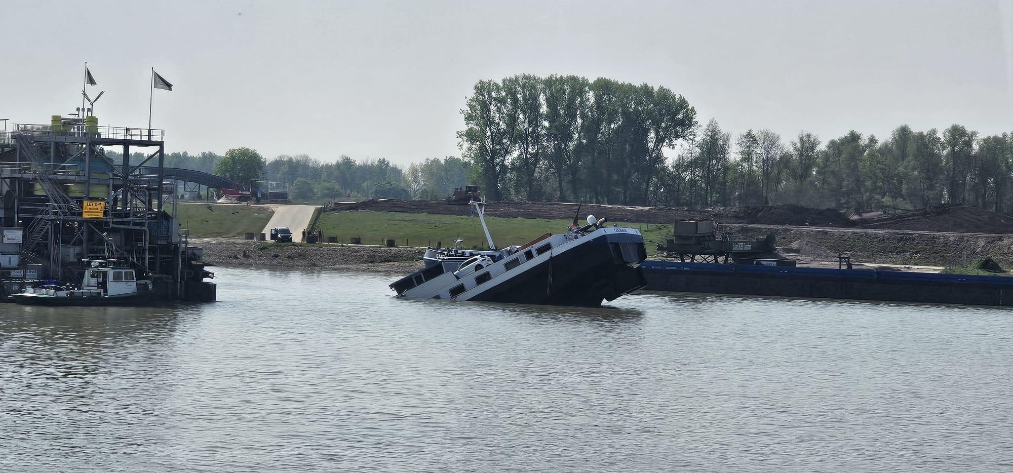 Belgisch Binnenvaartschip Breekt In Tweeën En Zinkt Tijdens Laden Van