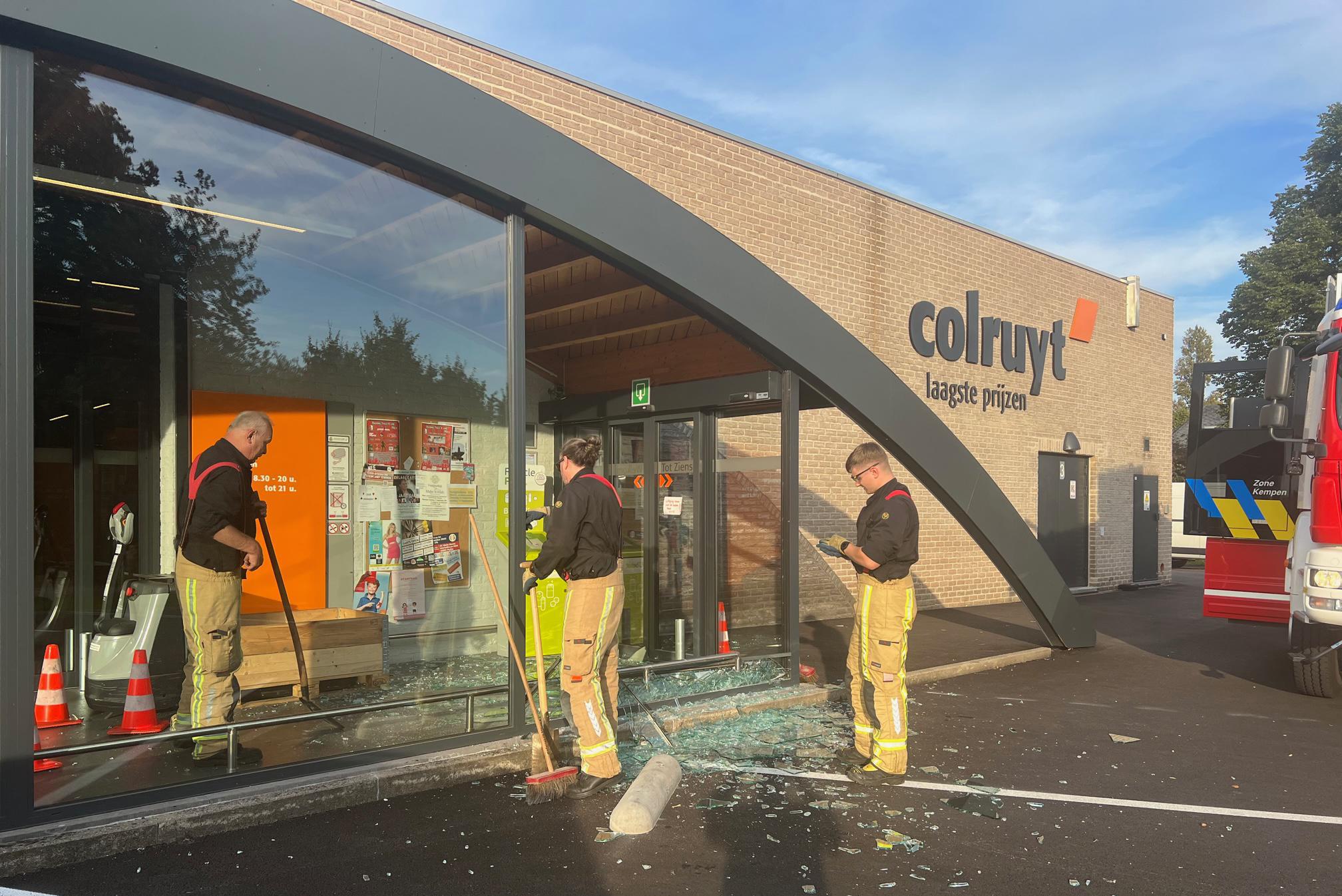 Automobilist rijdt tegen inkomsas van warenhuis in Herentals | GVA