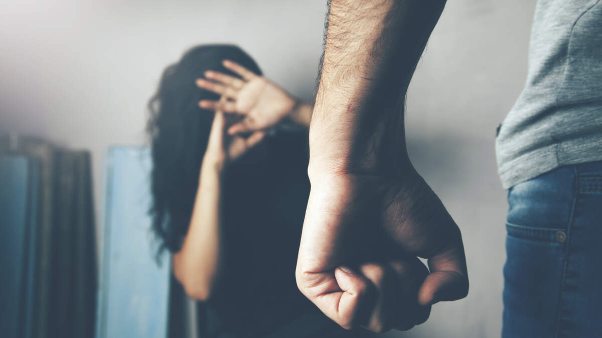 Dertiger krijgt 1 jaar cel voor mishandelen van ex-vriendin: “Hij ...