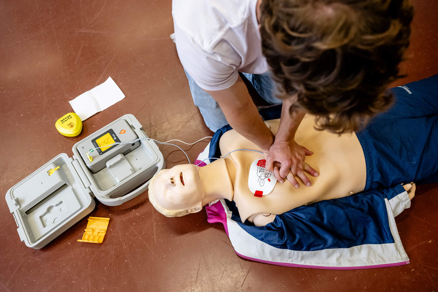 6 op de 10 getuigen van een hartstilstand doen... niets: “Met ...