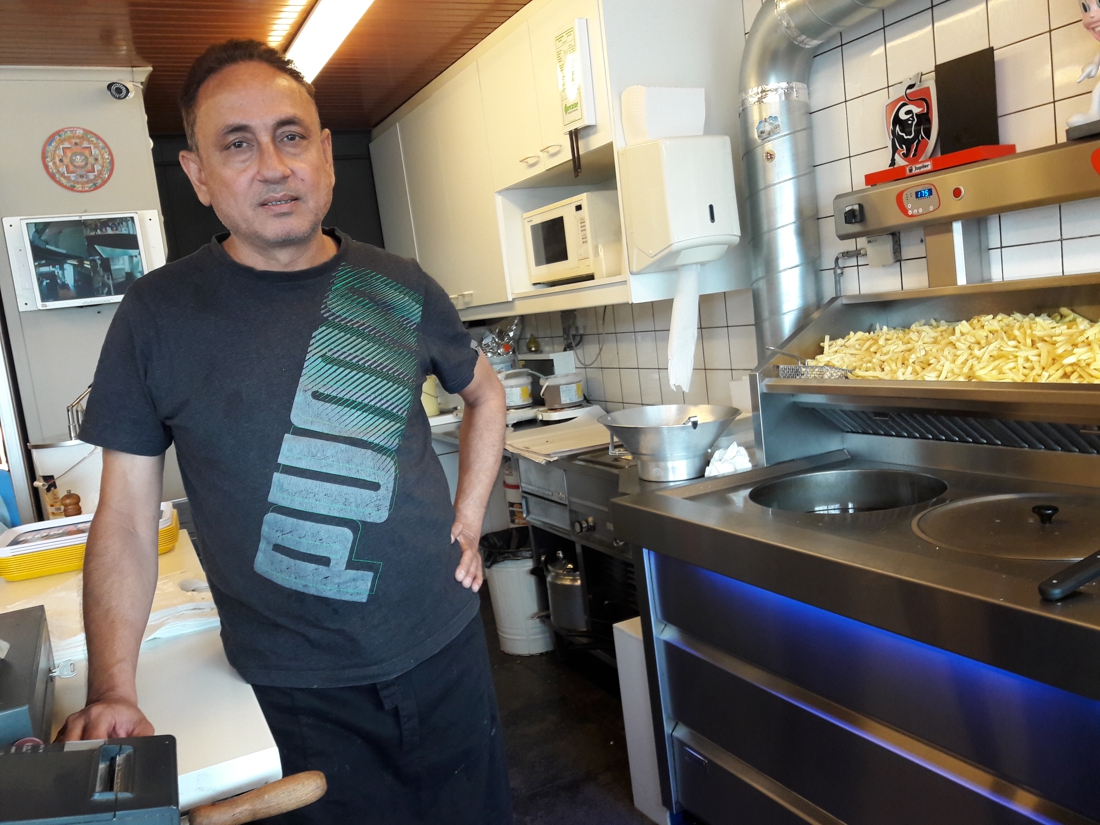 Minderjarige bekent overval op frituur: “Hij richtte een pistool op mij ...