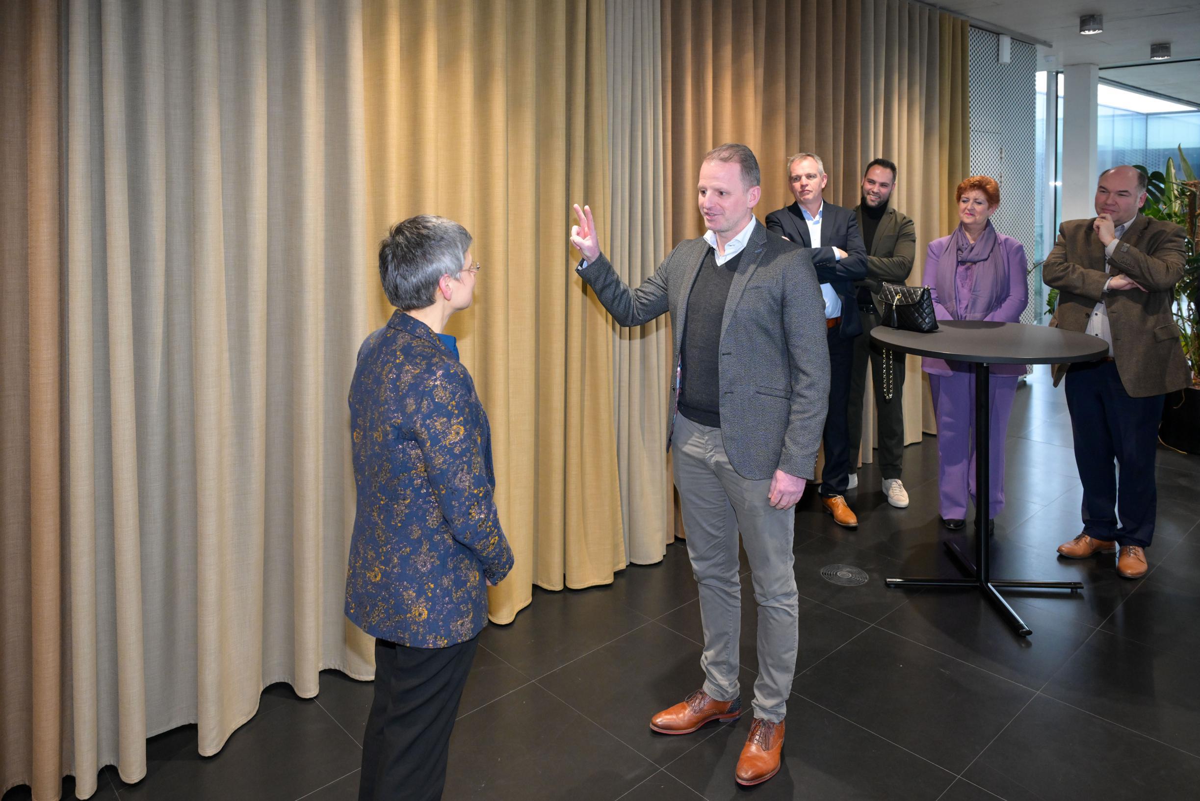 Burgemeester Philip Loots legt de eed af : “Ik treed in de voetsporen ...