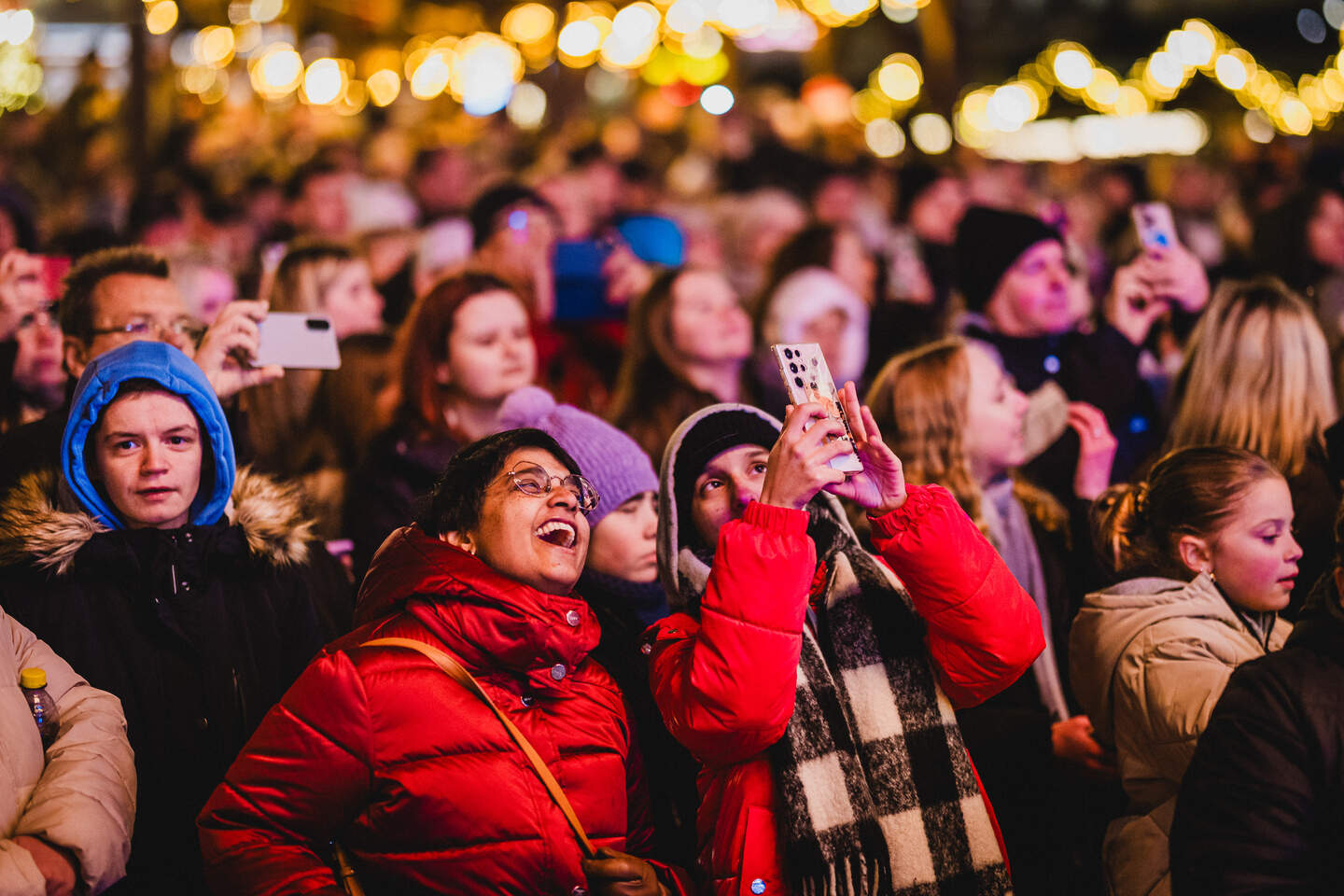 Drukke openingsavond van Winter in Antwerpen, met optreden van singer ...