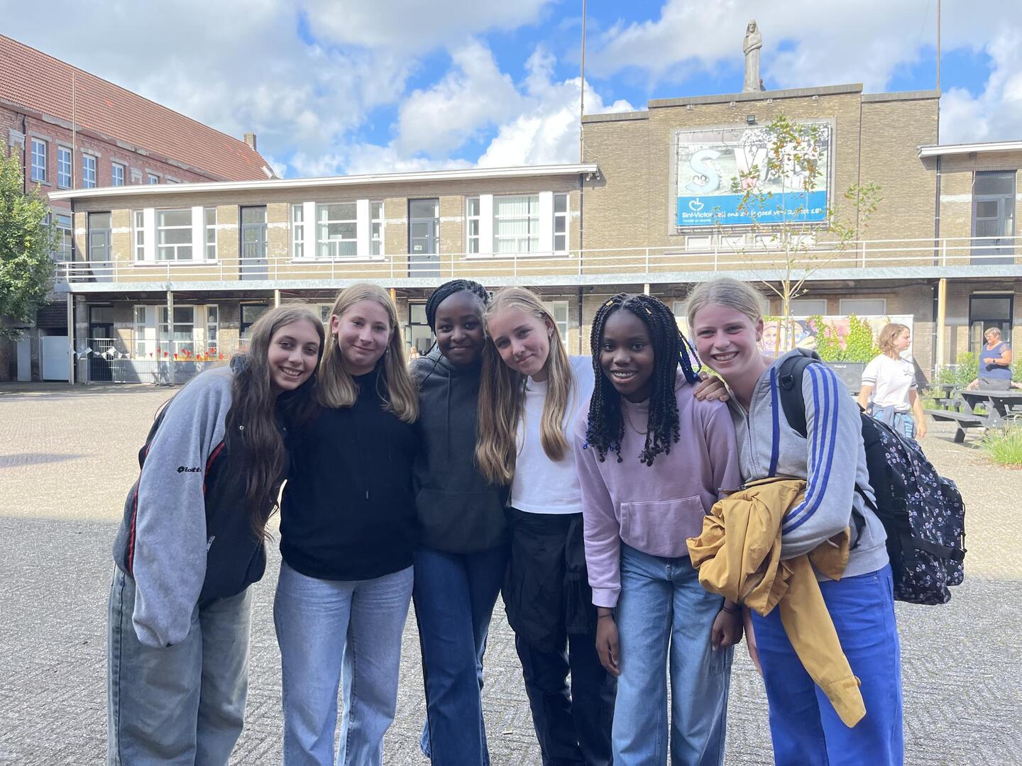 Sint-Victor verwelkomt scholieren met kleurrijke Wiphala-vlag | GVA