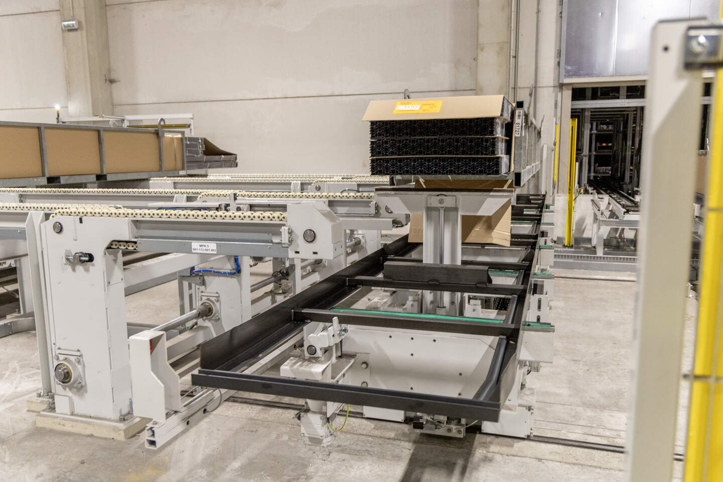 Reynaers Aluminium geeft inkijk in hypermoderne magazijnen van 23 ...