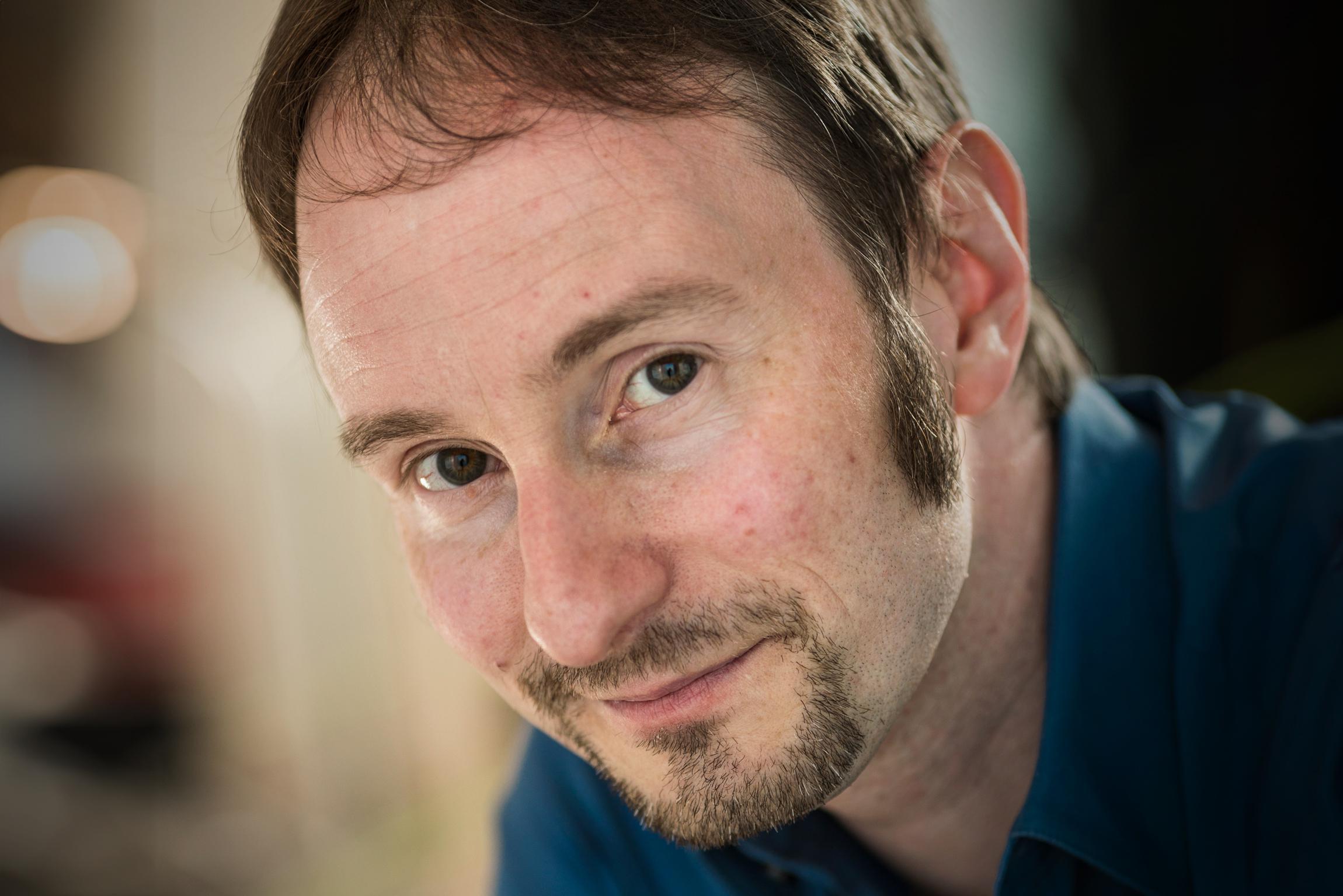 Antwerpse acteur Aron Wade (54) neemt afscheid van het leven met ...