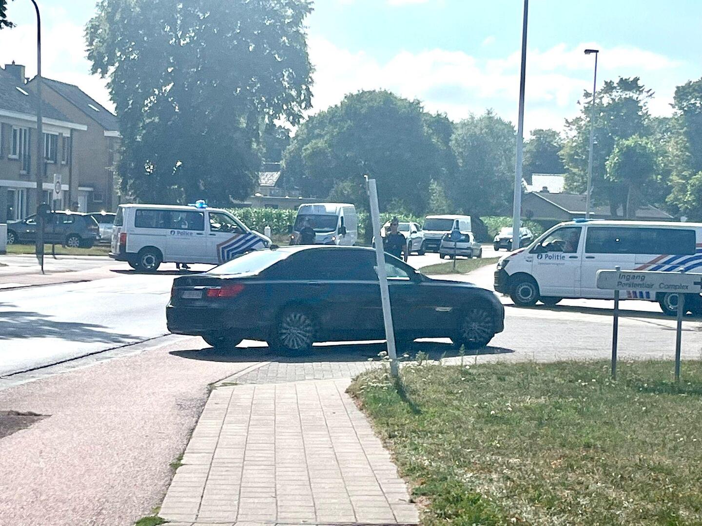VIDEO. Straat vol agenten, helikopter boven gevangenis: zo arriveerde ...