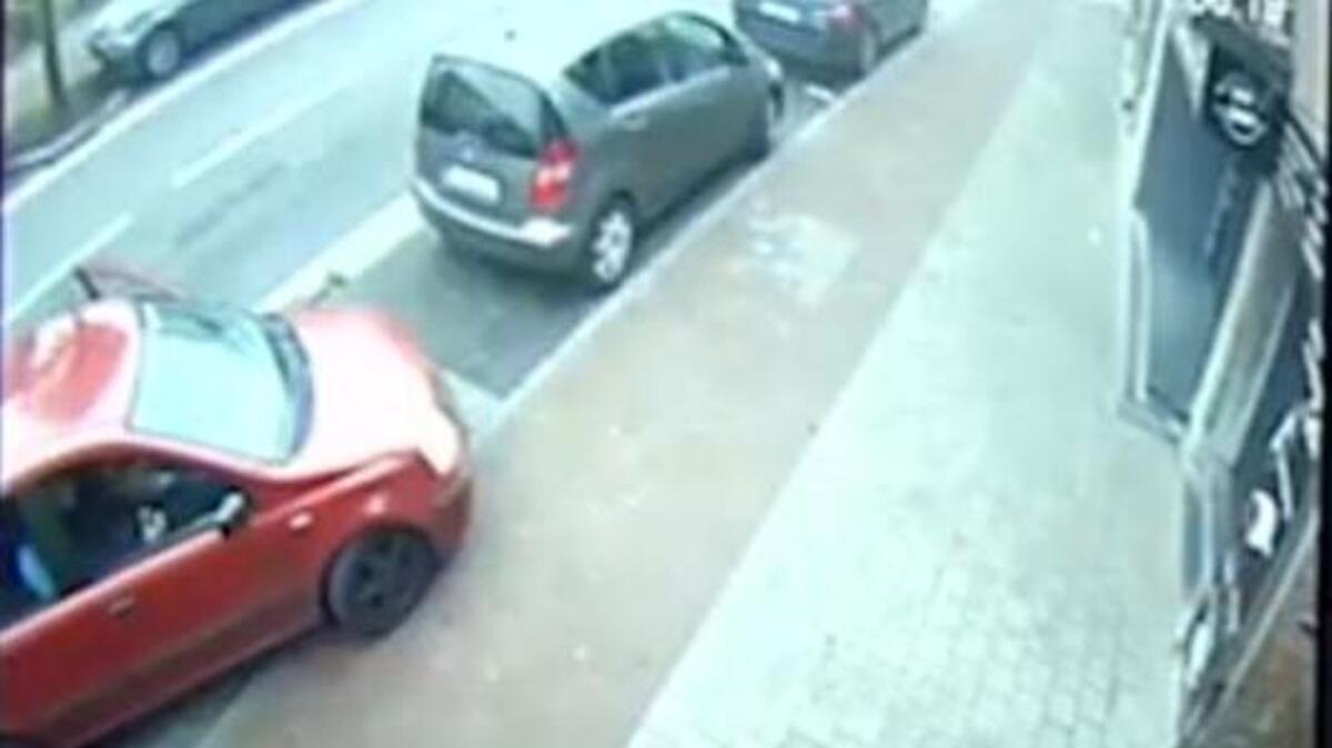 Goudroof aan tankstation langs E34: rode Fiat Panda van daders ...
