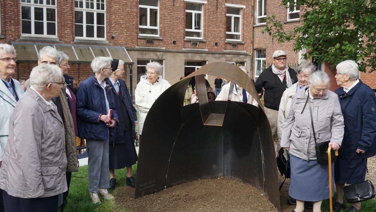 Zusters onthullen kunstwerk: ontwerp van leerling is eerbetoon aan het ...