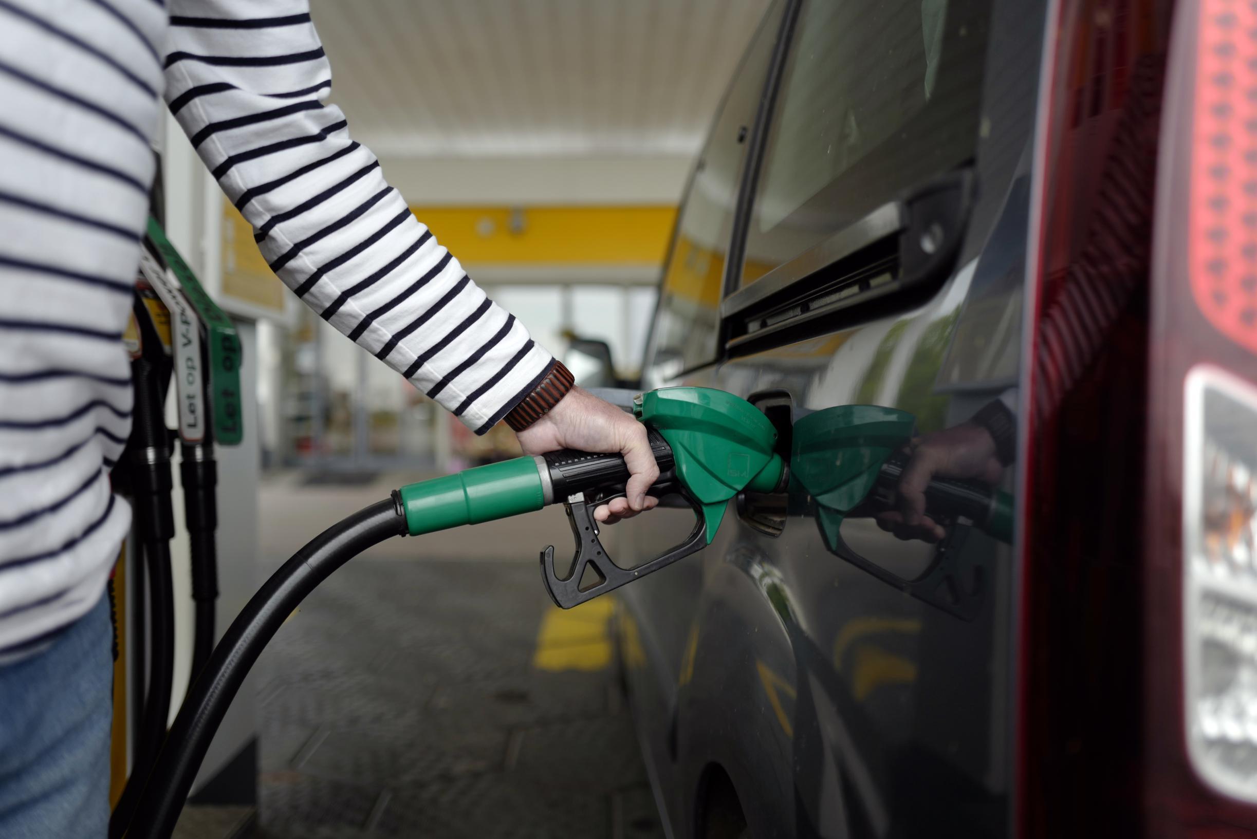 Benzine wordt duurder, prijs komt op twee na laagste peil van het jaar ...