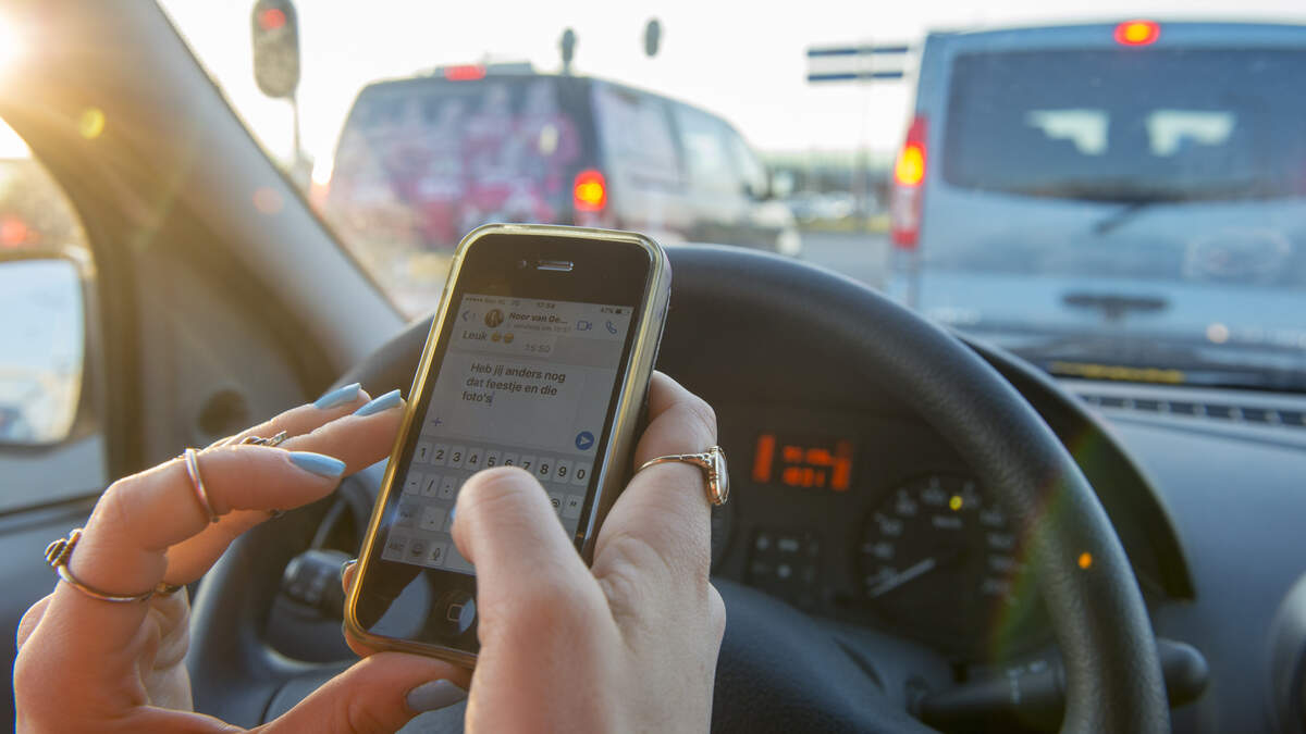 Rijverbod voor man (32) die op autosnelweg met gsm bezig is: “Hij had ...