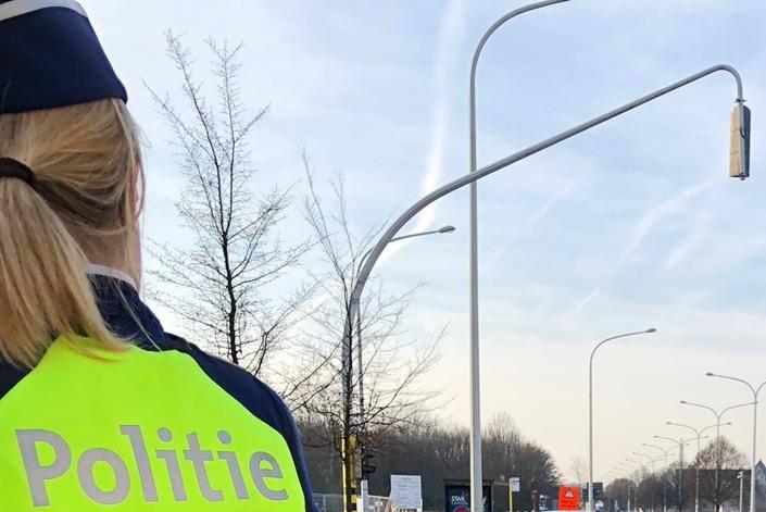 Politie haalt snelheidsduivel zonder rijbewijs van onverzekerde motor | GVA