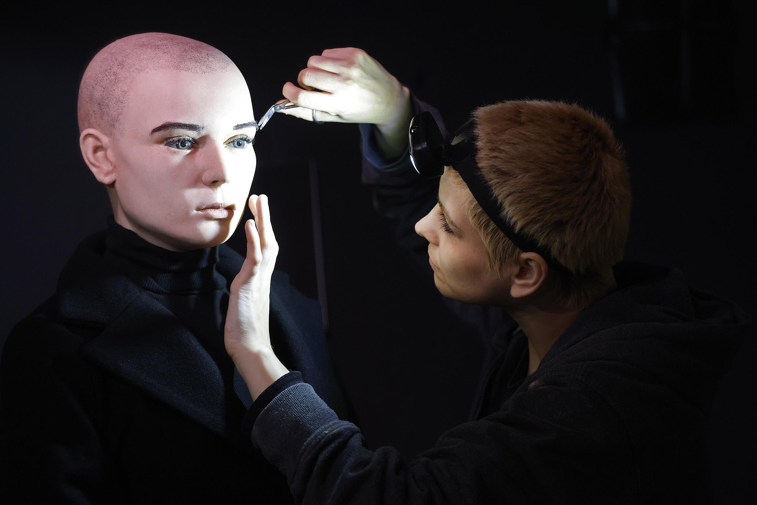 Museum haalt wassen beeld van Sinéad O’Connor weg en biedt excuses aan ...