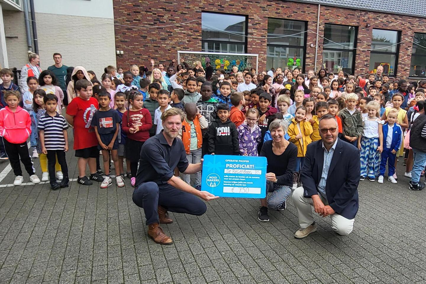 Machtswissel in Hemiksem, burgemeester Luc Bouckaert geeft sjerp door ...