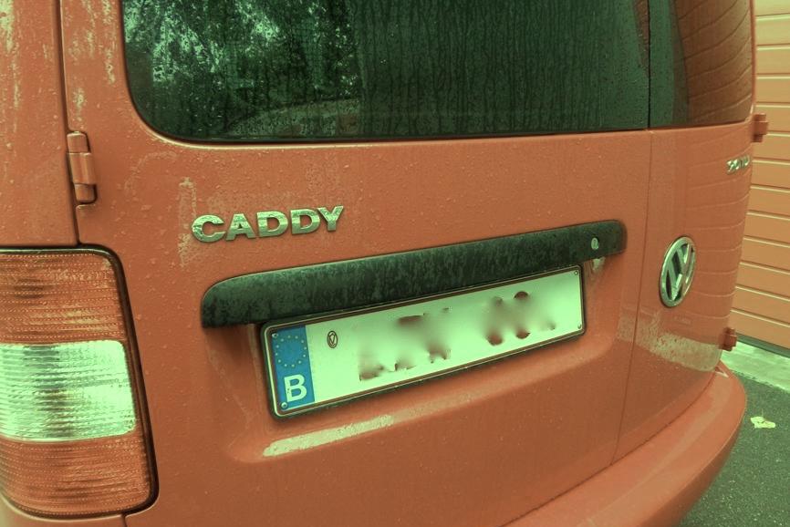 Dieven stelen nummerplaat van auto op oprit | GVA