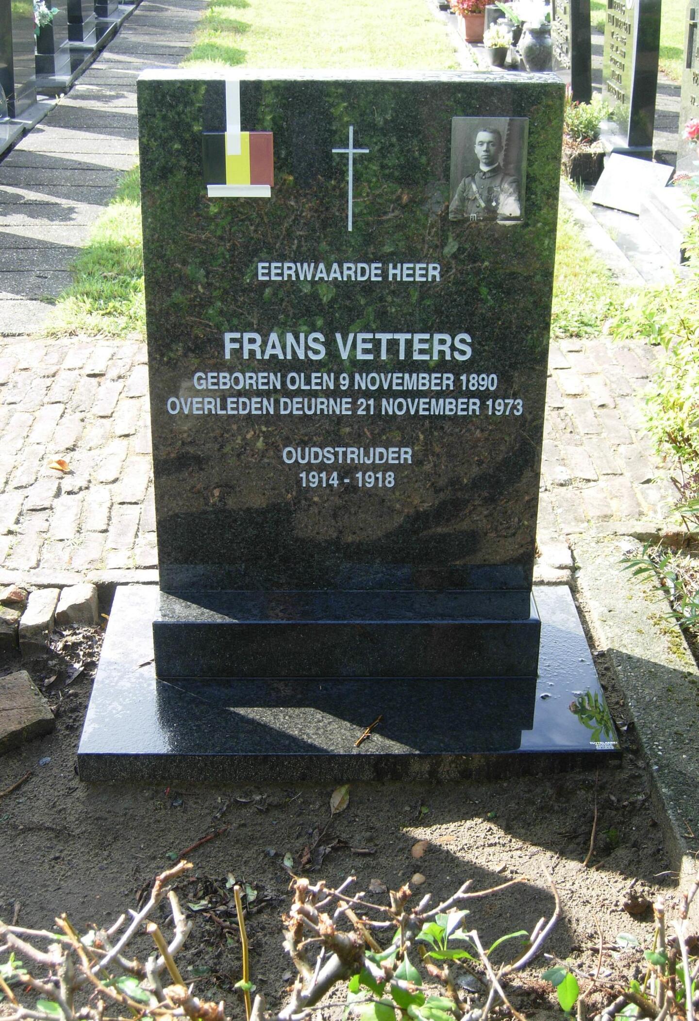 Nieuwe grafsteen voor pastoor Frans Vetters: “Vier broers keerden terug ...