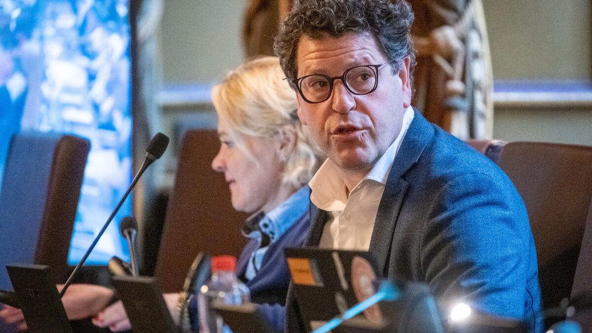 Antwerps schepen Tom Meeuws wil af van “verhoren door ...