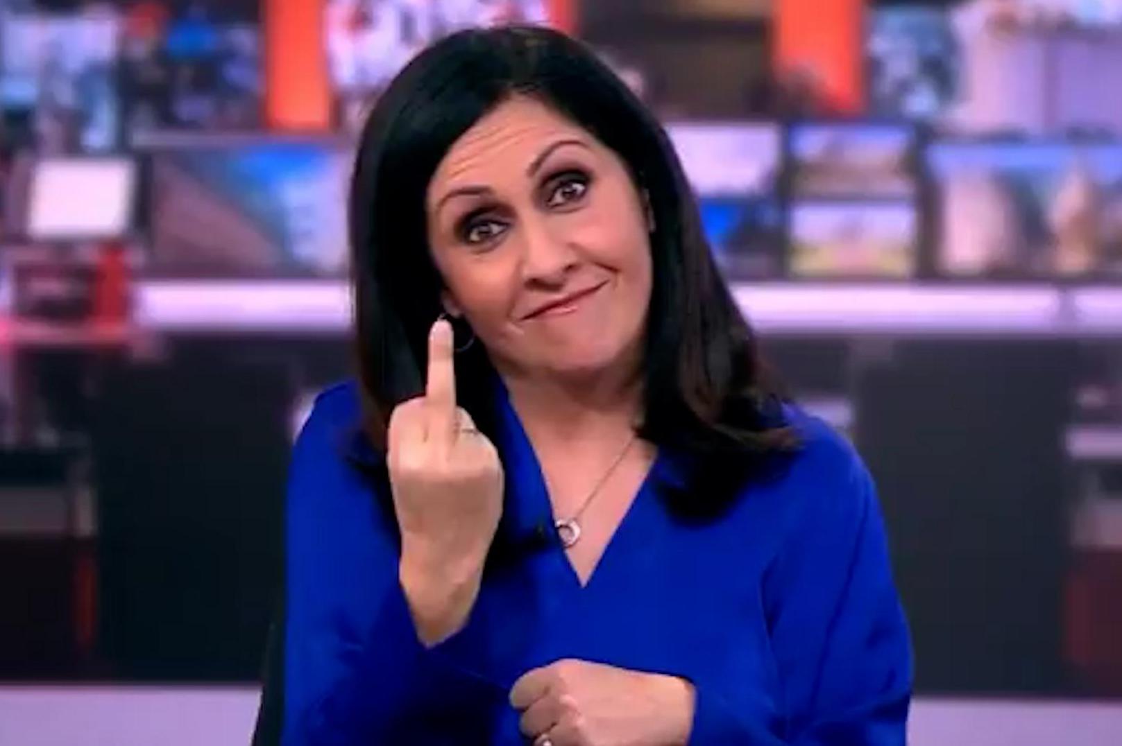 BBC-nieuwsanker biedt excuses aan nadat ze middelvinger had opgestoken ...