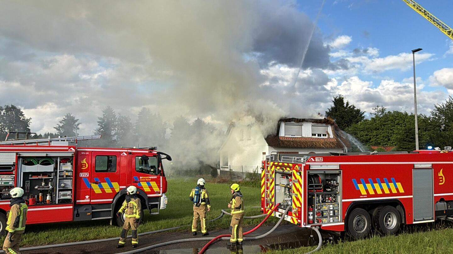 Blikseminslag veroorzaakt zware dakbrand in Brecht | Nieuwsblad