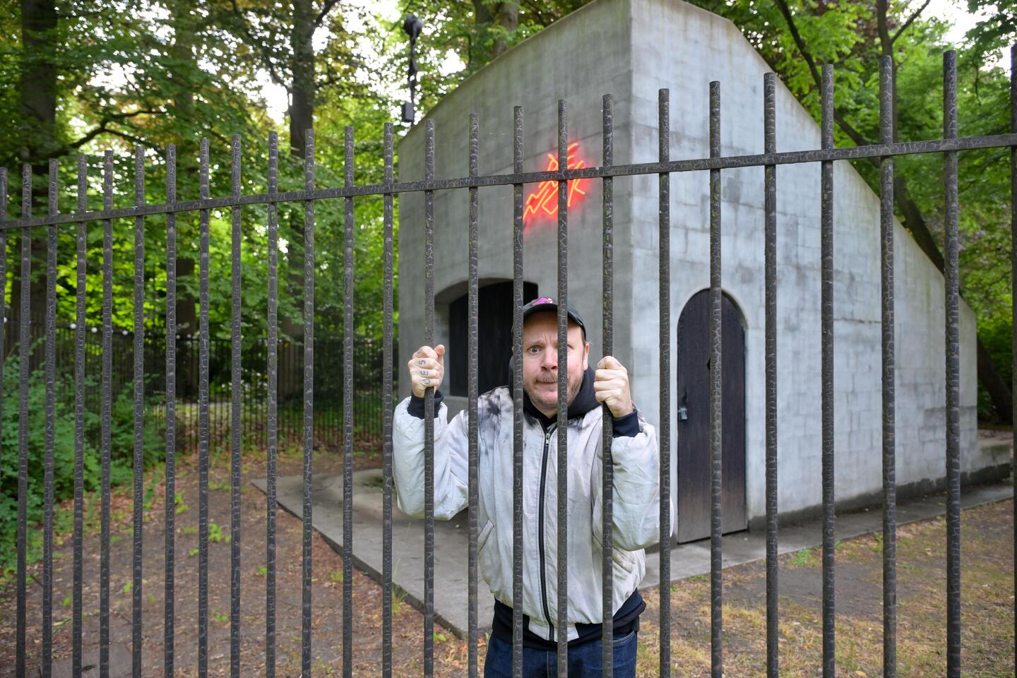Kunstenaar en alleskunner en -doener Dennis Tyfus geportretteerd op ...