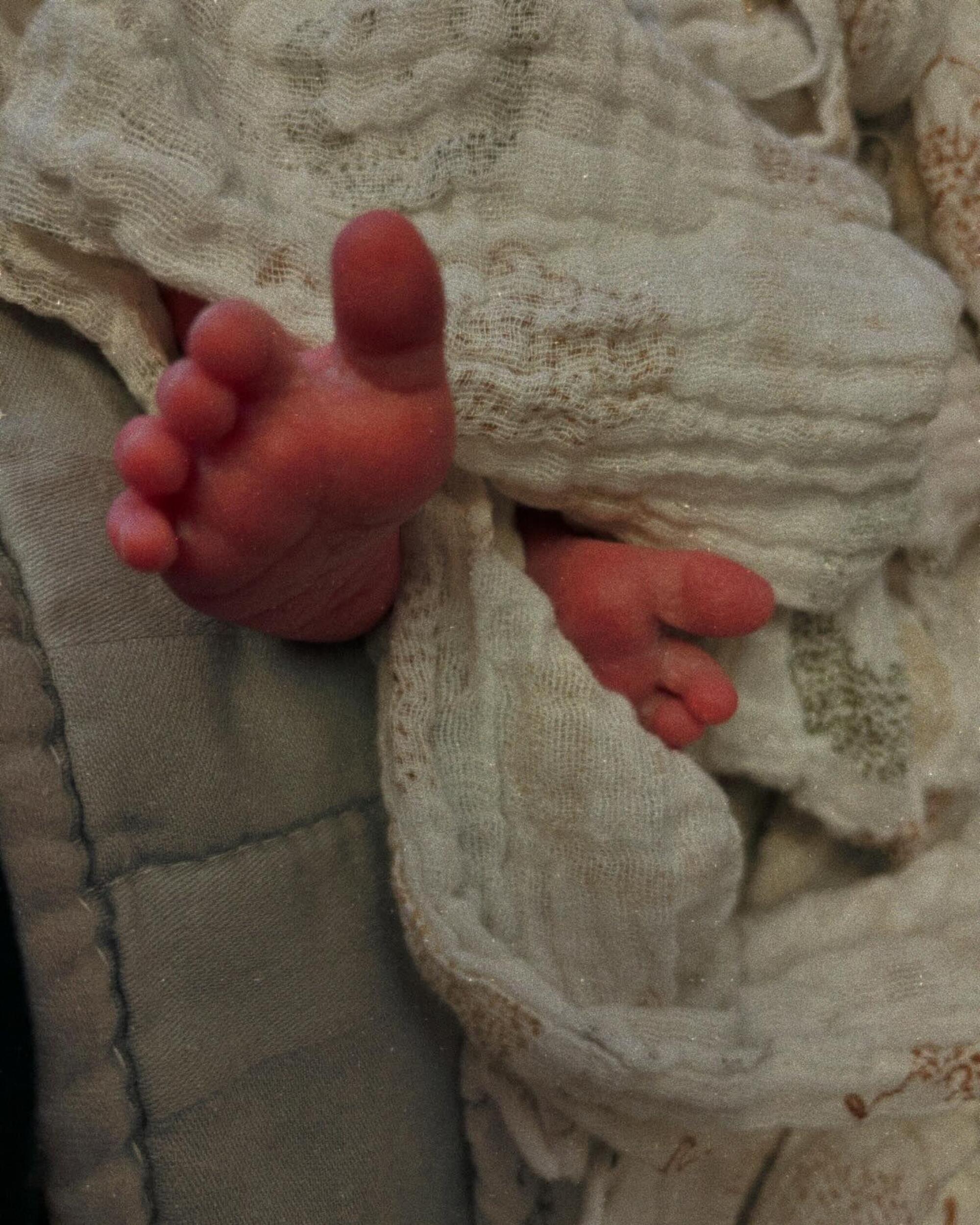 Moeder die baby schenkt aan vriendin, is bevallen: “Blij dat hij in een ...