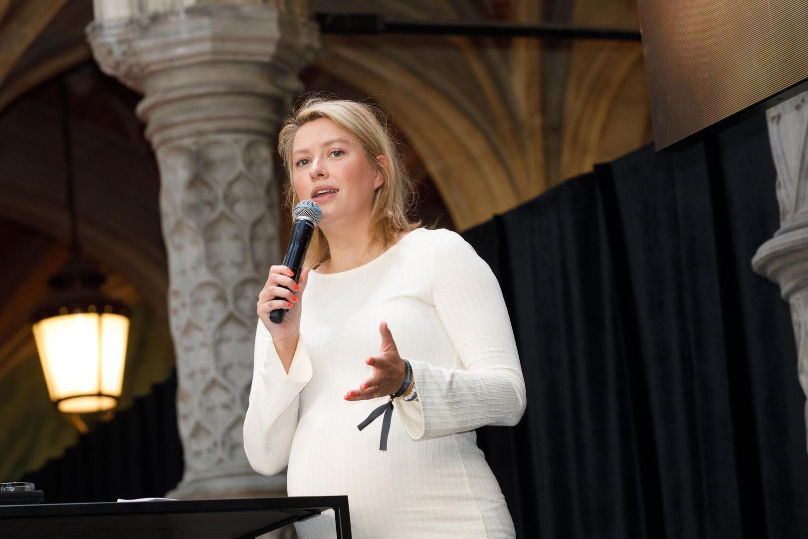 Zwangere burgemeester Els van Doesburg (N-VA) doet het rustiger aan op ...