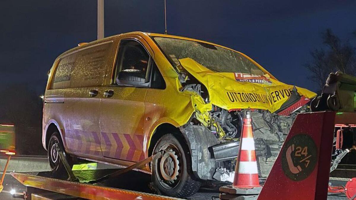 Bestelwagen botst achteraan op vrachtwagen op E313 | GVA
