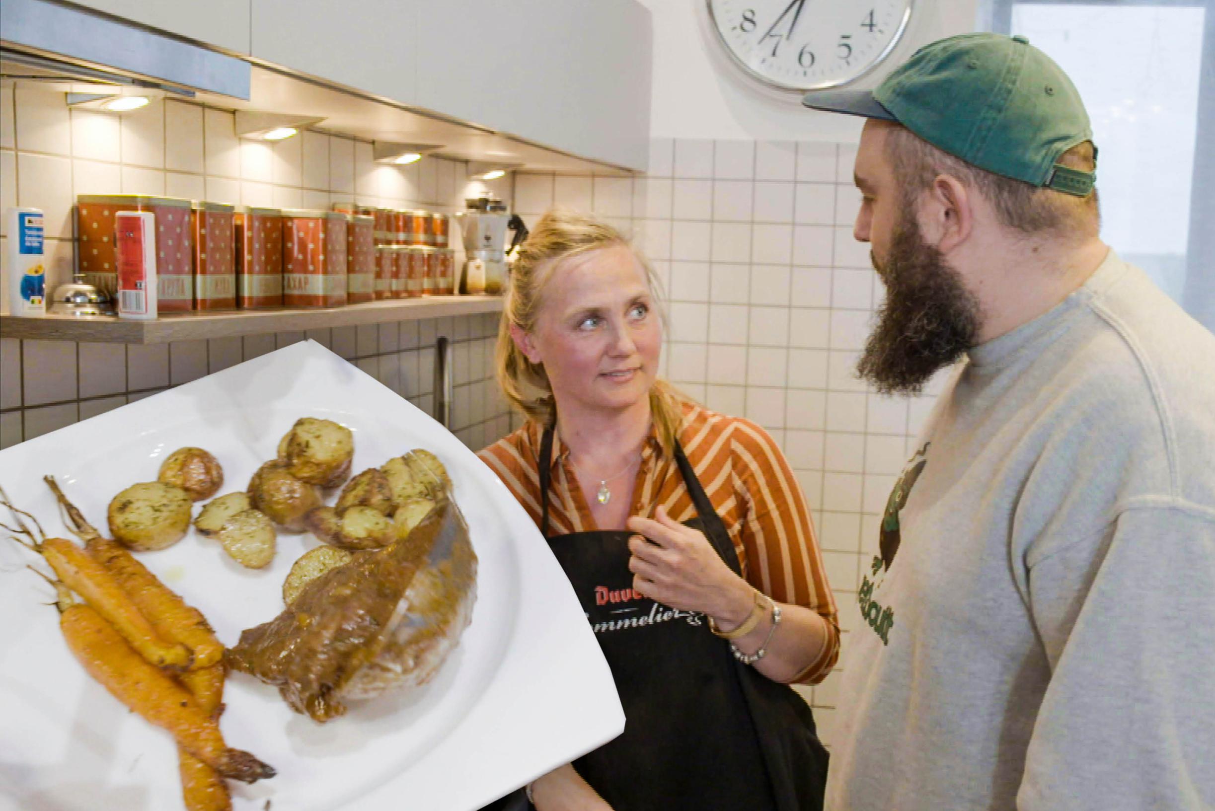 Bockie eet beer in Antwerpen: “Het ziet eruit als stoofvlees, maar ...