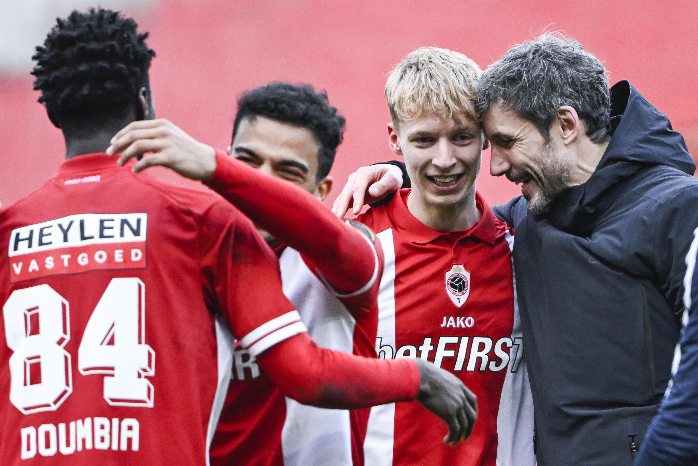 REACTIES. Kobe Corbanie wist niet hoe te reageren na zijn doelpunt ...