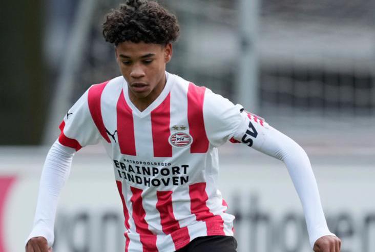 Belgisch toptalent Noah Fernandez (15) traint voor het eerst met A-kern van PSV | GVA