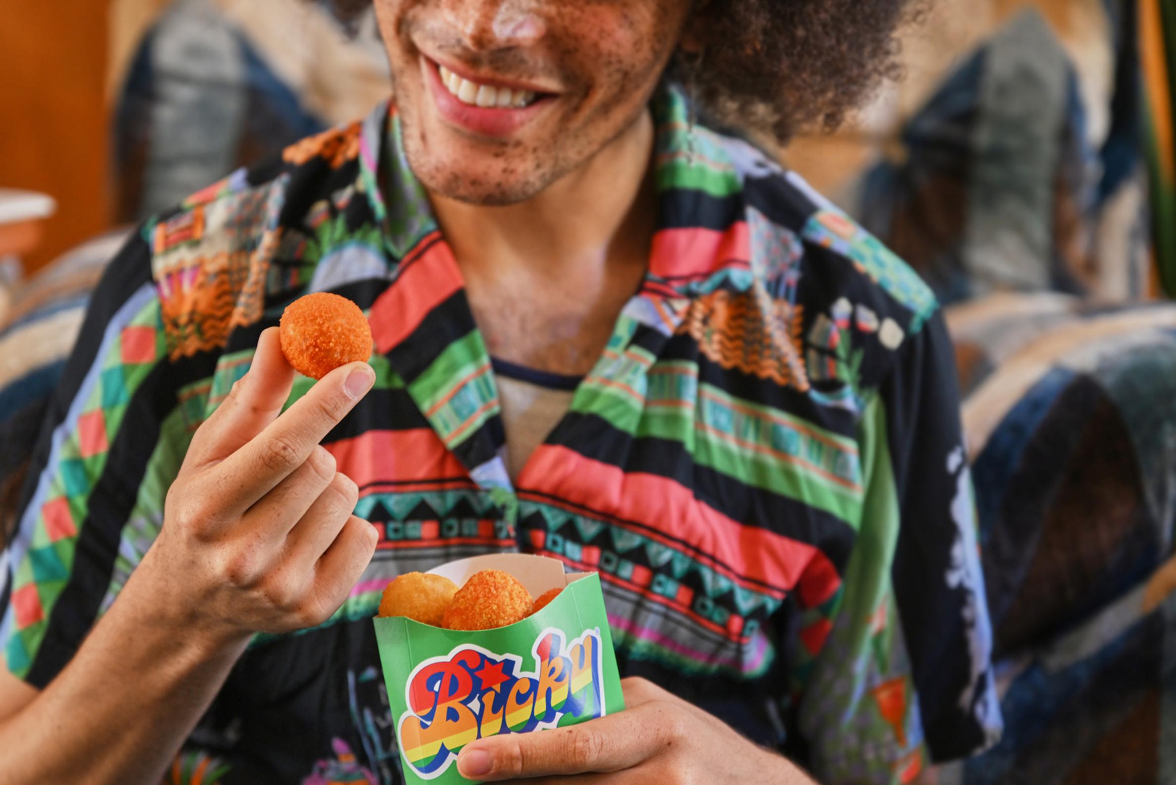 Bicky toont zijn ballen en pakt uit met nieuwe vegetarische snack: “We ...