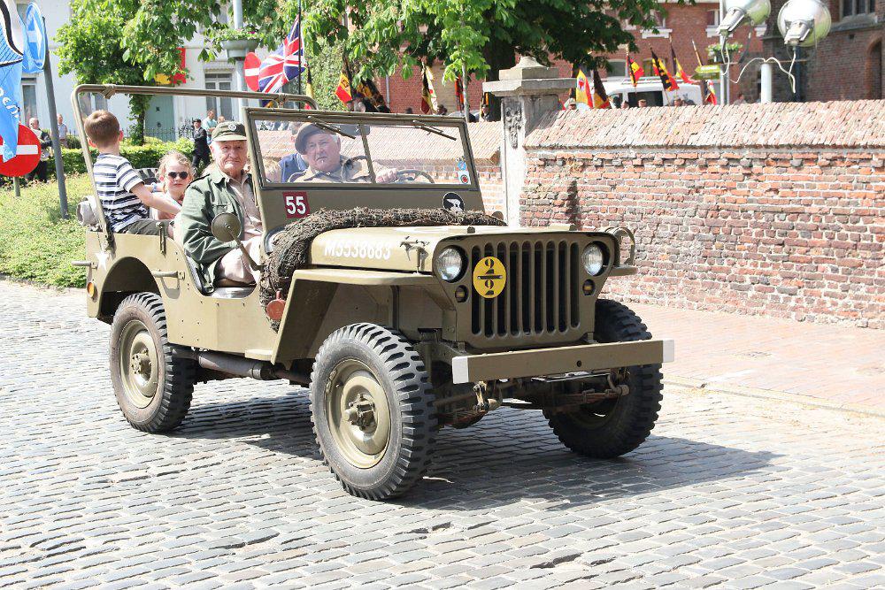 Parade van historische militaire voertuigen kruidt Bevrijdingsfeesten | GVA