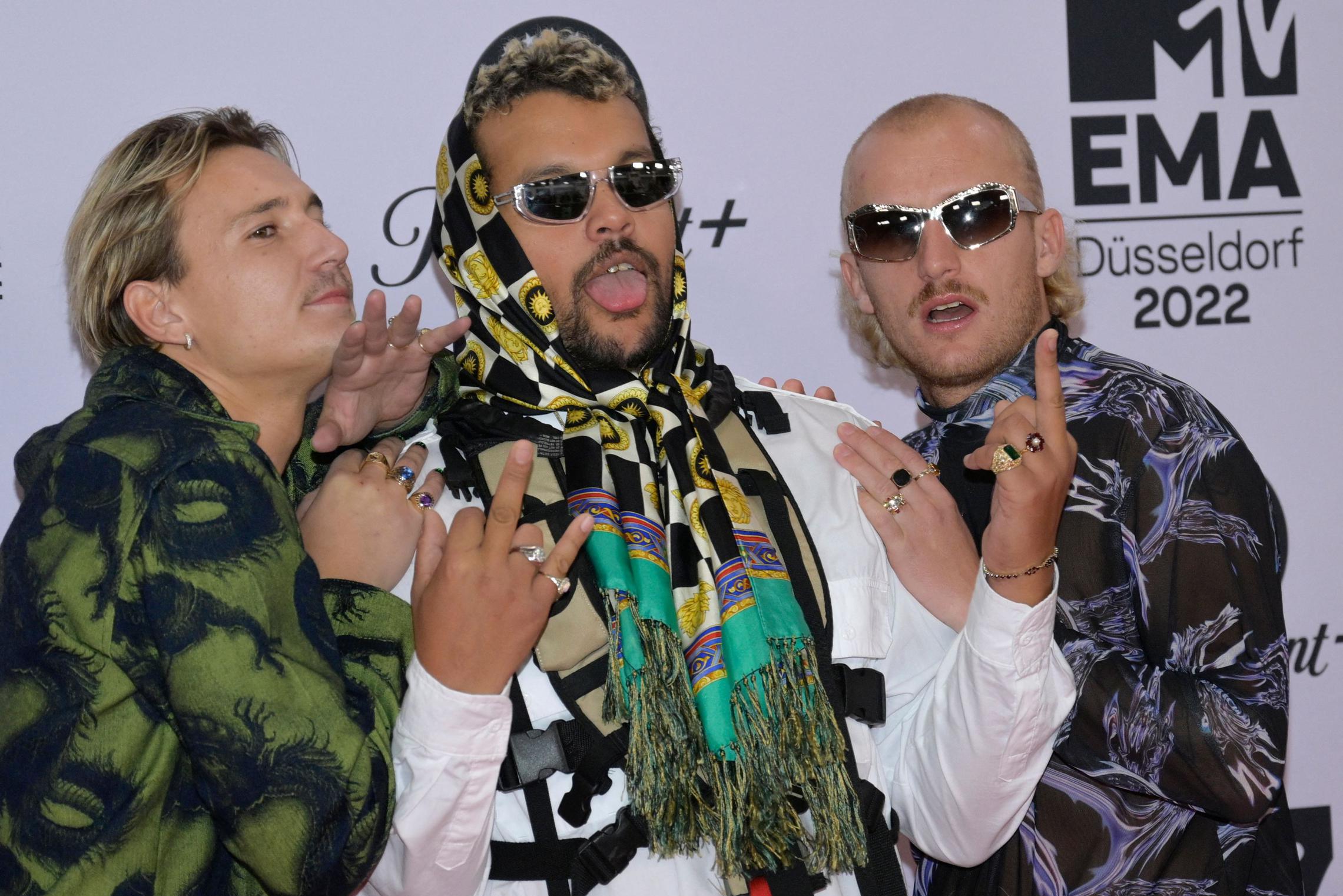 Ophef rond Goldband nadat zanger lijkt te snuiven op het podium tijdens optreden | GVA