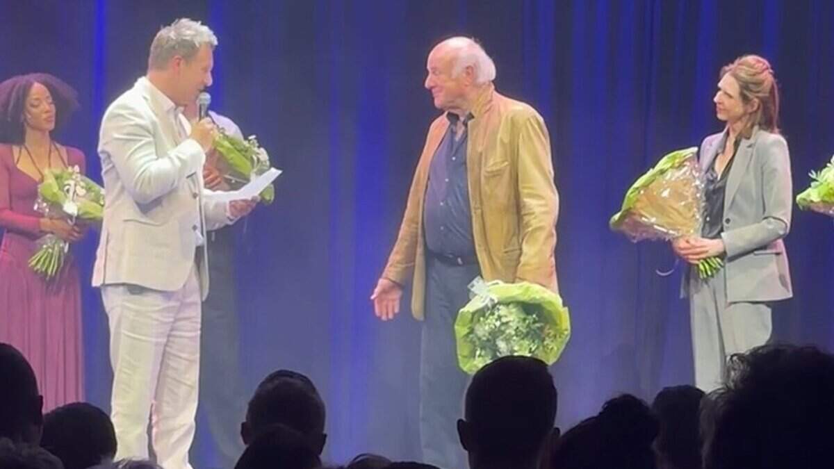 Emotioneel eerbetoon en staande ovatie voor Herbert Flack bij afscheid ...