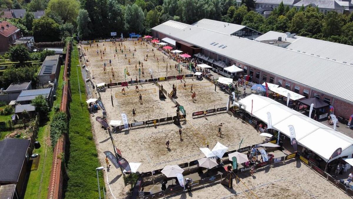 Hellvoc voert 1.700 ton zand aan voor beachvolley op parking Depot ...