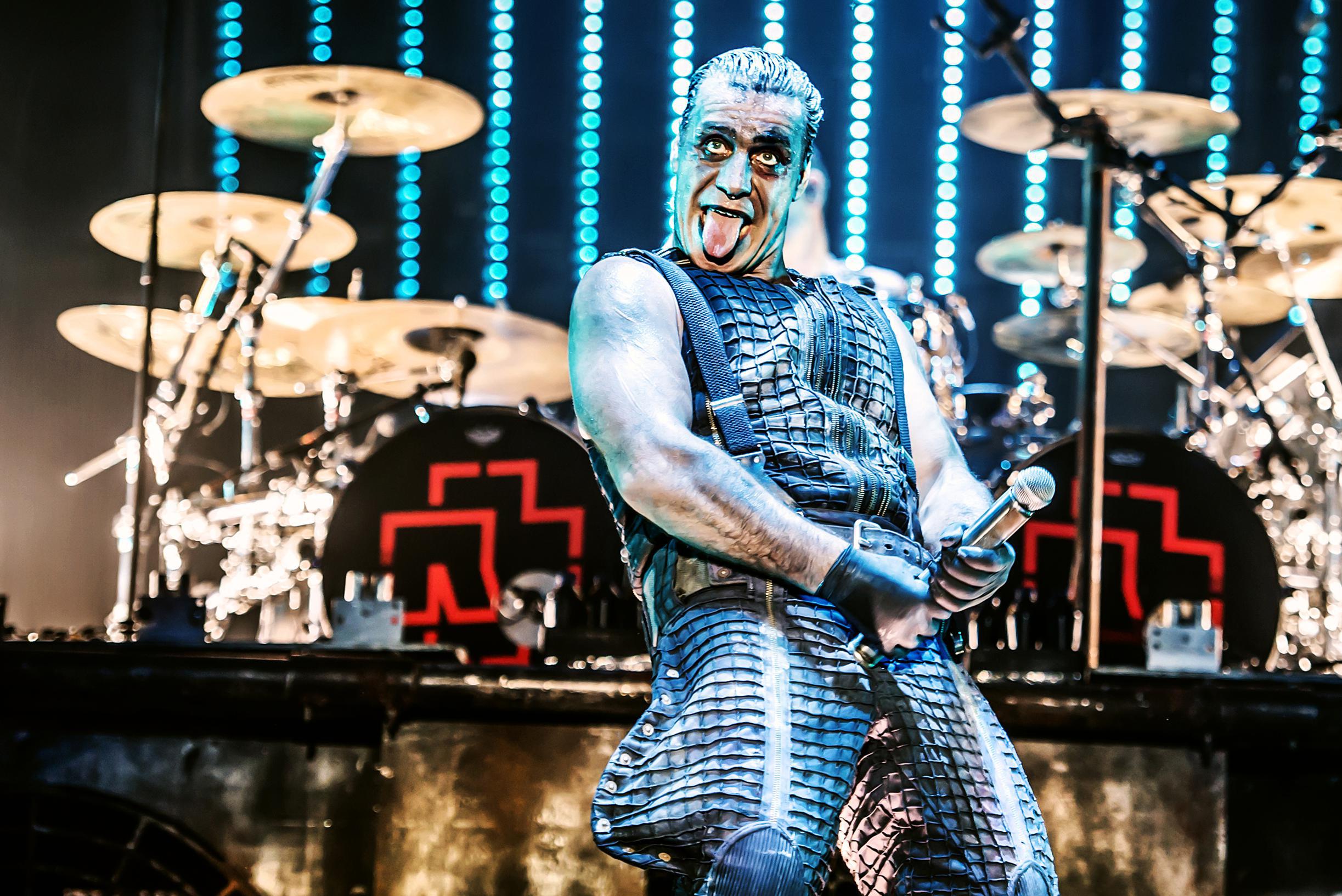 Rammstein reageert op beschuldigingen van fans tegen frontman Til ...
