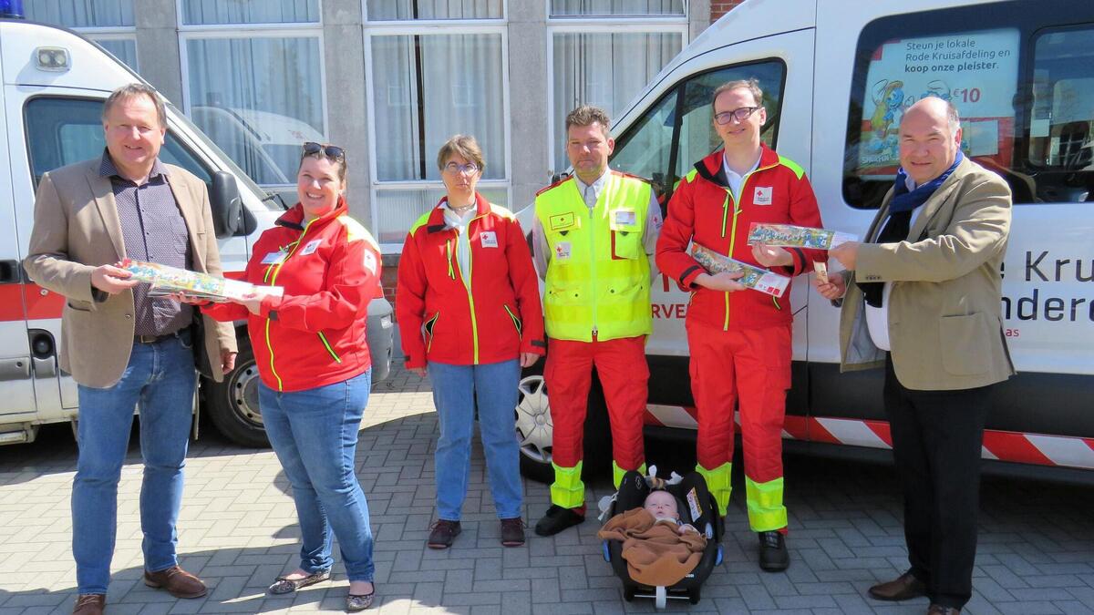 Burgemeesters geven startschot van pleisterverkoop Rode Kruis ...