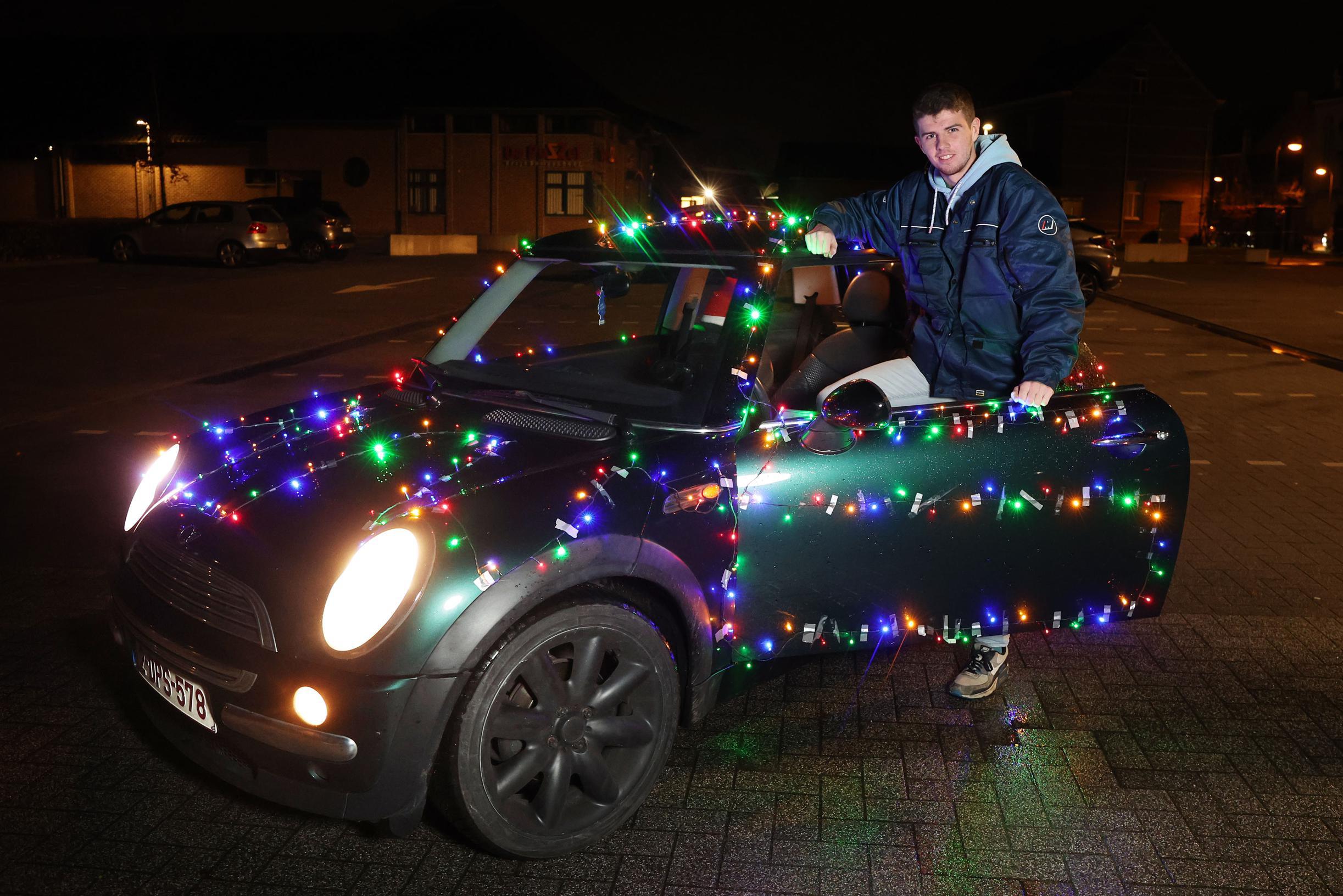 Jelle Hermsen versiert auto met 480 kerstlichtjes | GVA