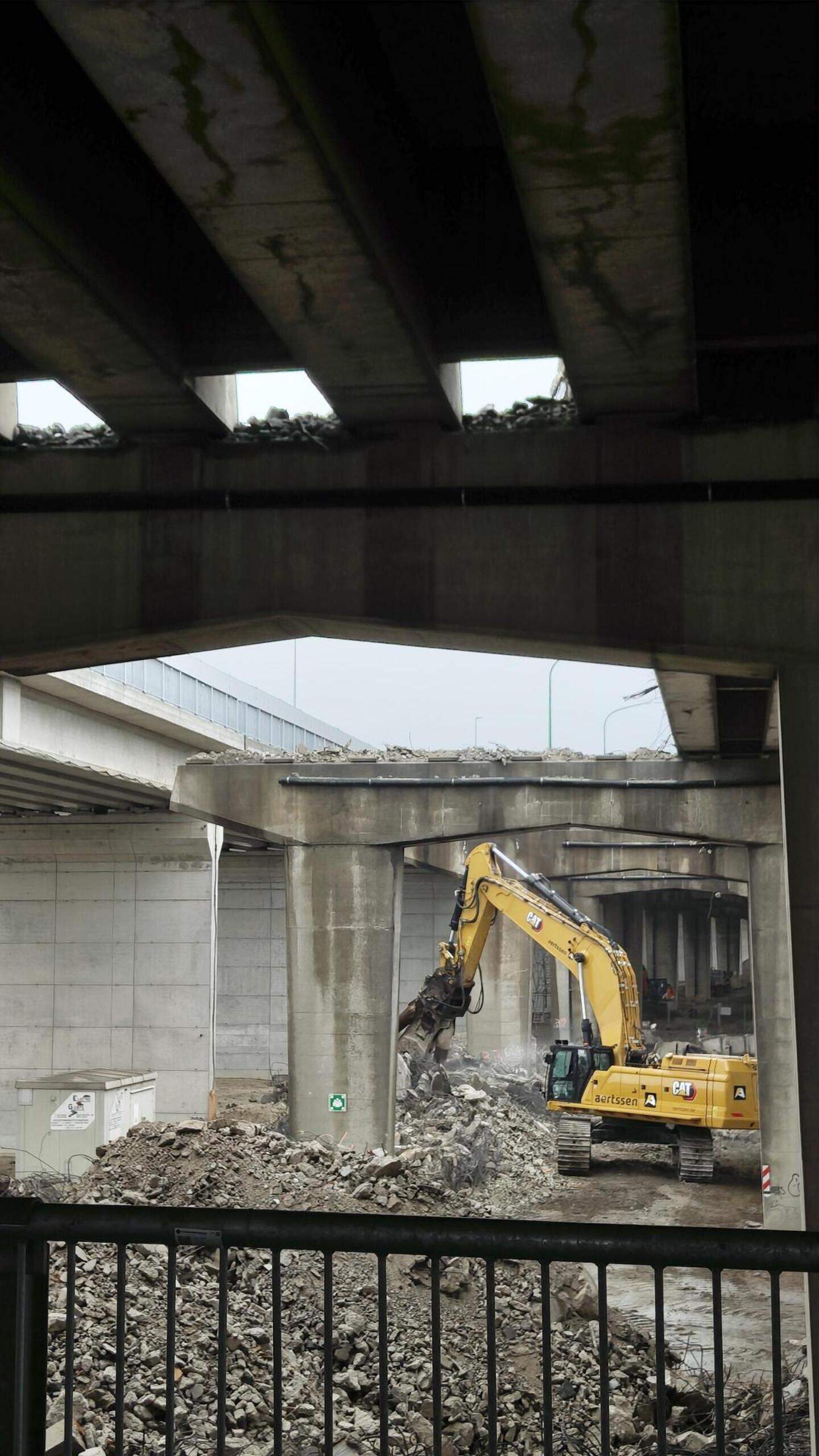 Afbraak viaduct Merksem perfect op schema: “Bijna alle steunbalken zijn ...