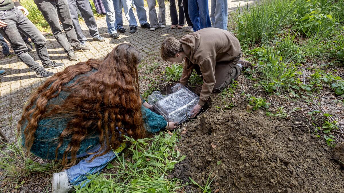Leerlingen De Met begraven tijdcapsule bij start verbouwingen: “Blij ...