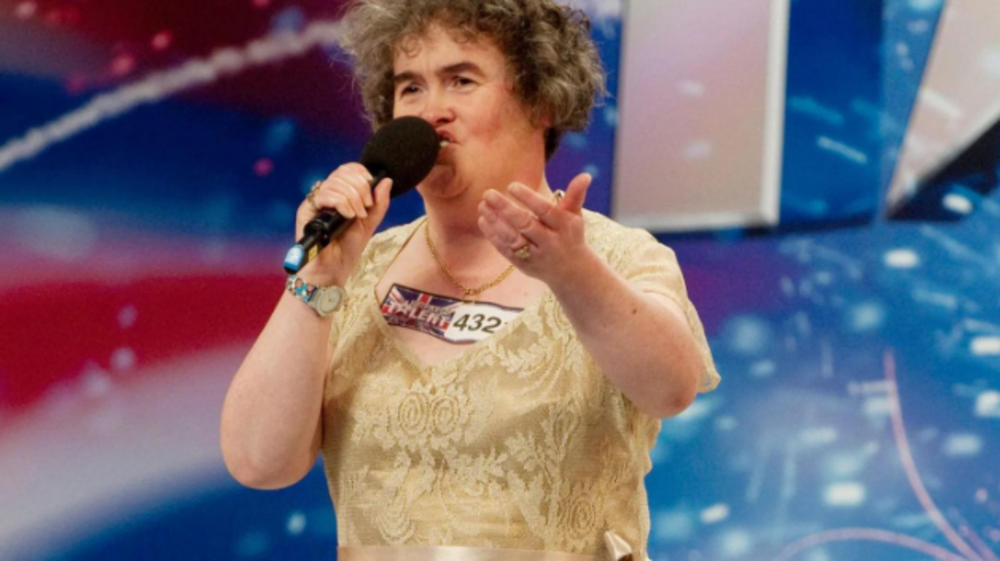 16 jaar na legendarische auditie in ‘Britain’s Got Talent’ duikt Susan ...