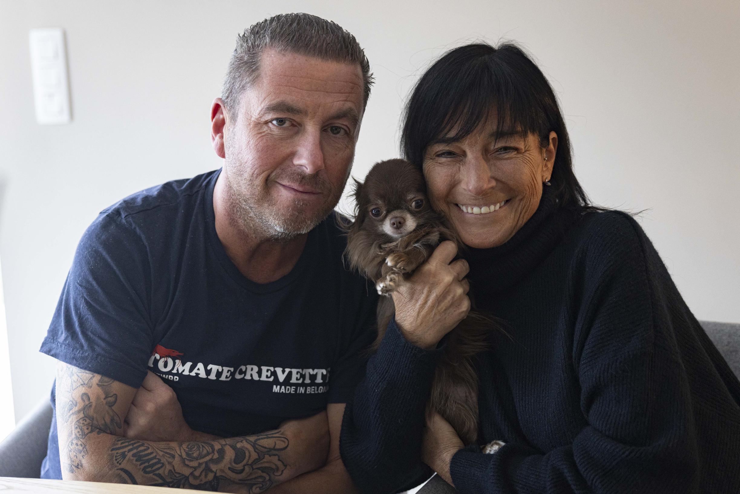 Mike en Hilde mogen drie jaar niet meer vliegen met TUI... omdat hondje ...